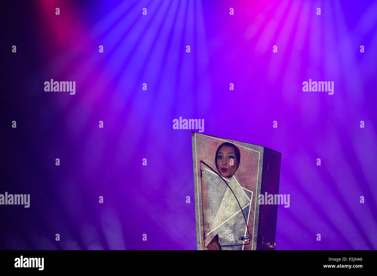 Magicians assistant hi-res stock photography and images - Alamy