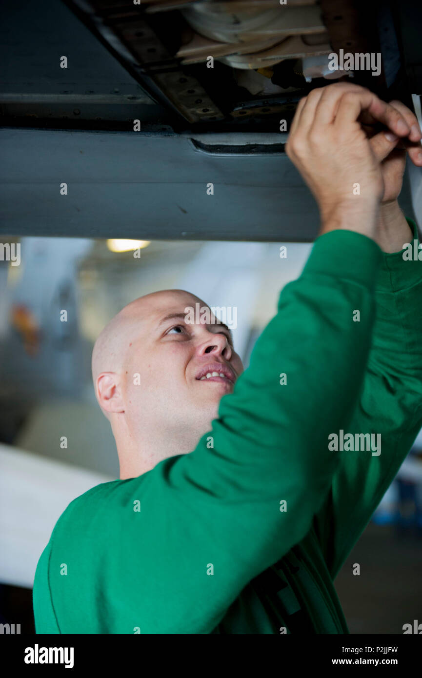 160927-N-KB401-100 ATLANTIC OCEAN (Sept. 27, 2016) Master Chief Petty ...