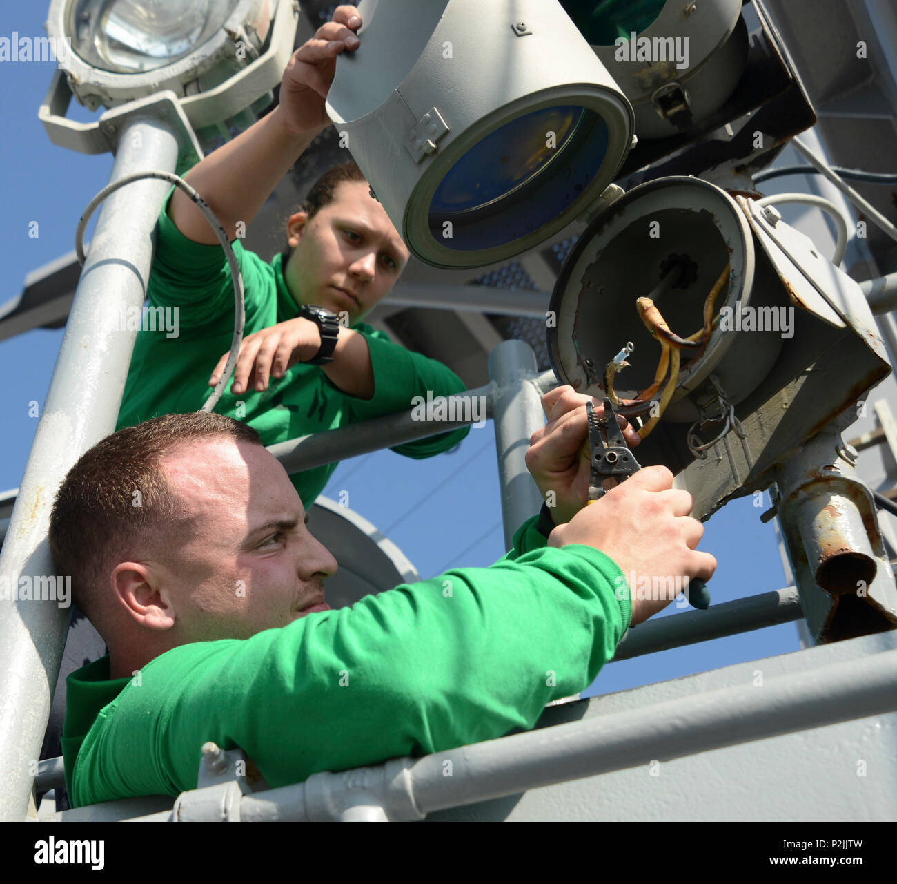 160930-N-DA275-223 BREMERTON, Wash. (Sept. 30, 2016) Petty Officer 3rd ...