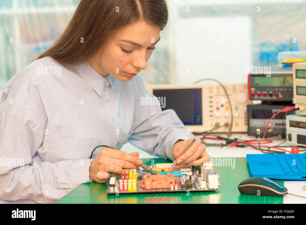Girl in high school physics class hi-res stock photography and images ...