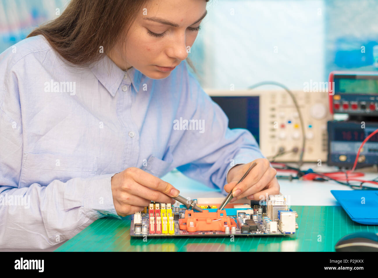 Girl in high school physics class hi-res stock photography and images ...
