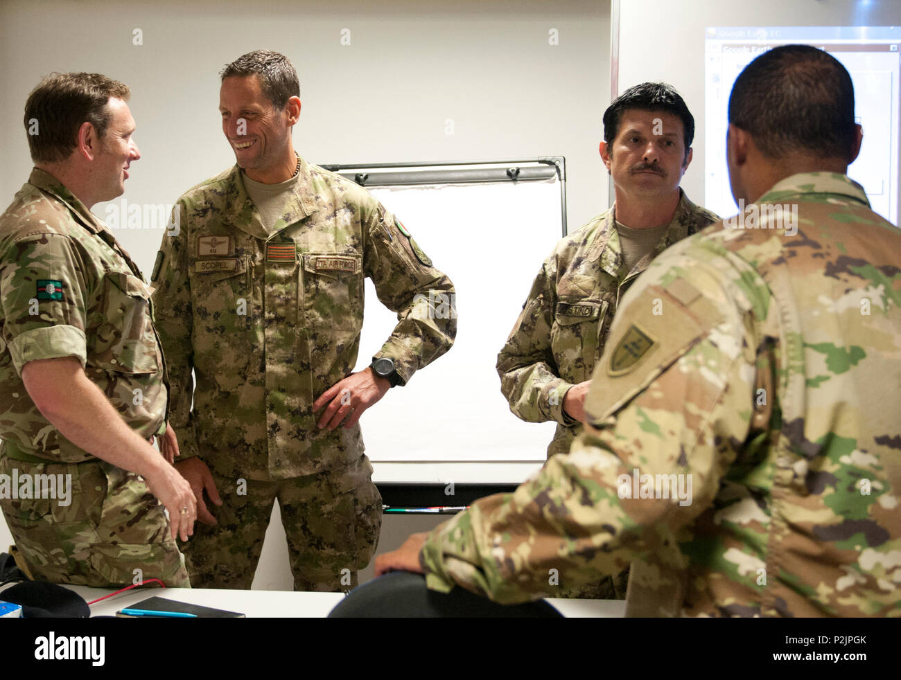 British army officer back to camera hi-res stock photography and images ...