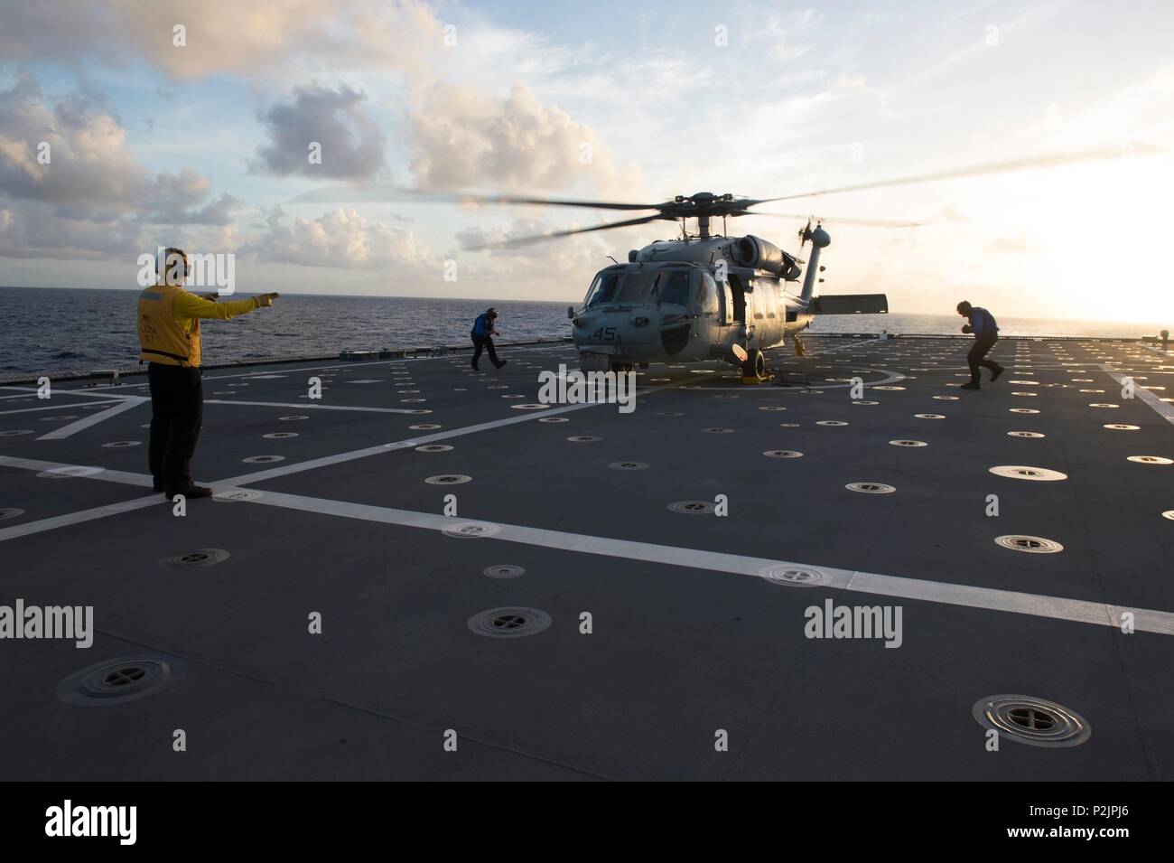 160929-N-MW990-081 PACIFIC OCEAN (September 29, 2016) Petty Officer 2nd ...