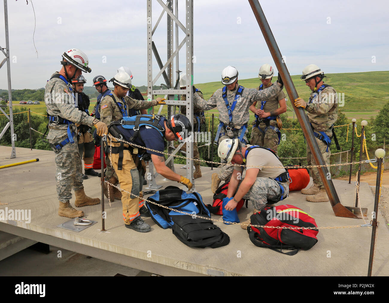 U.S. Soldiers assigned to the 911th Technical Rescue Engineering ...