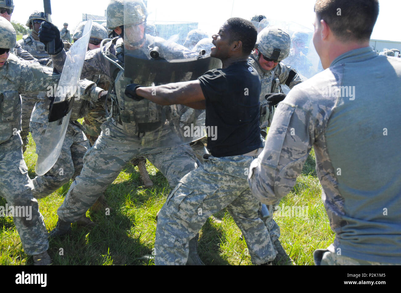 Army Staff Sgt. Glenn Carter, black shirt, disturbance training ...