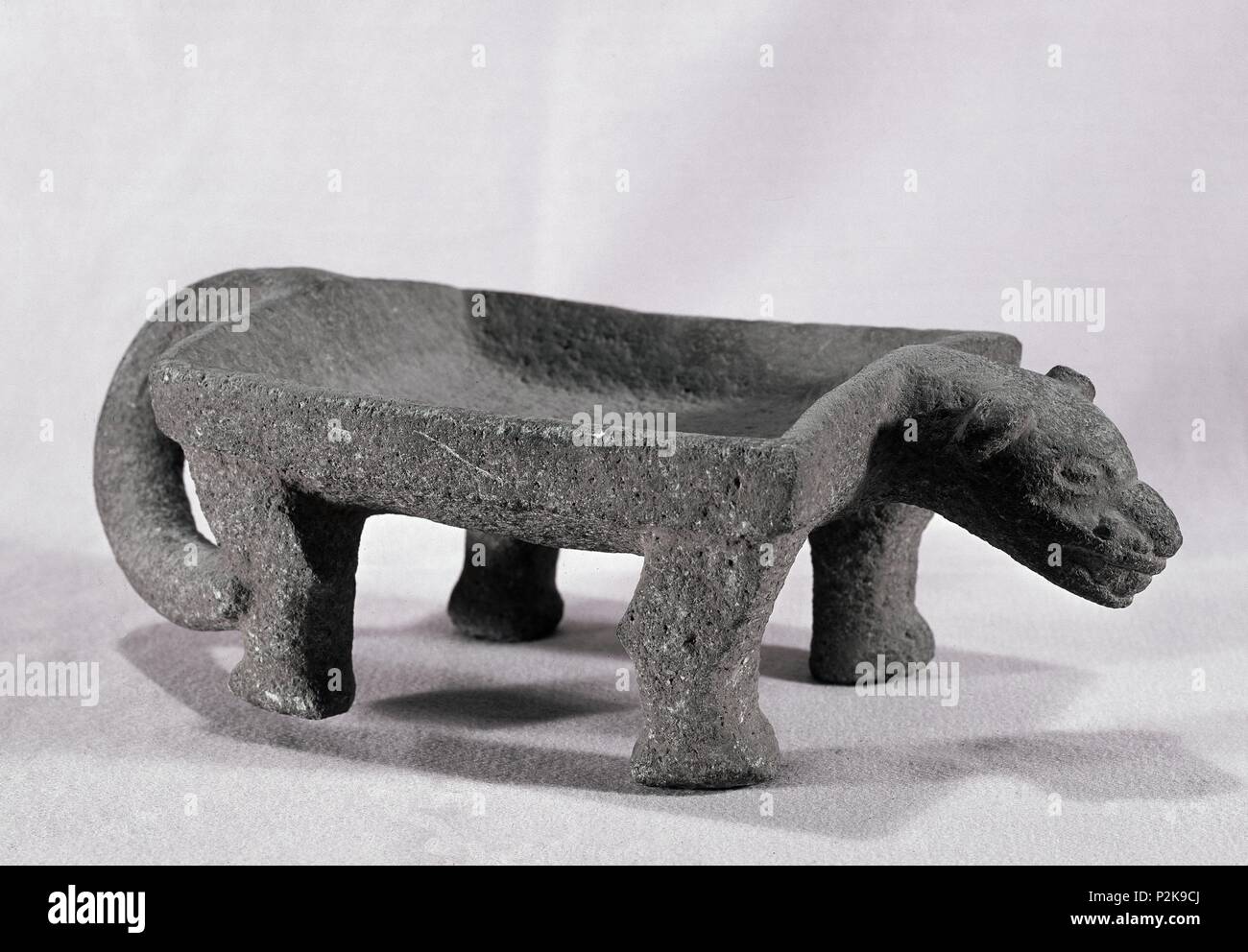METATE O PIEDRA DE MOLER CON FORMA DE JAGUAR-PROCEDE DE GUAPILES (COSTA ...