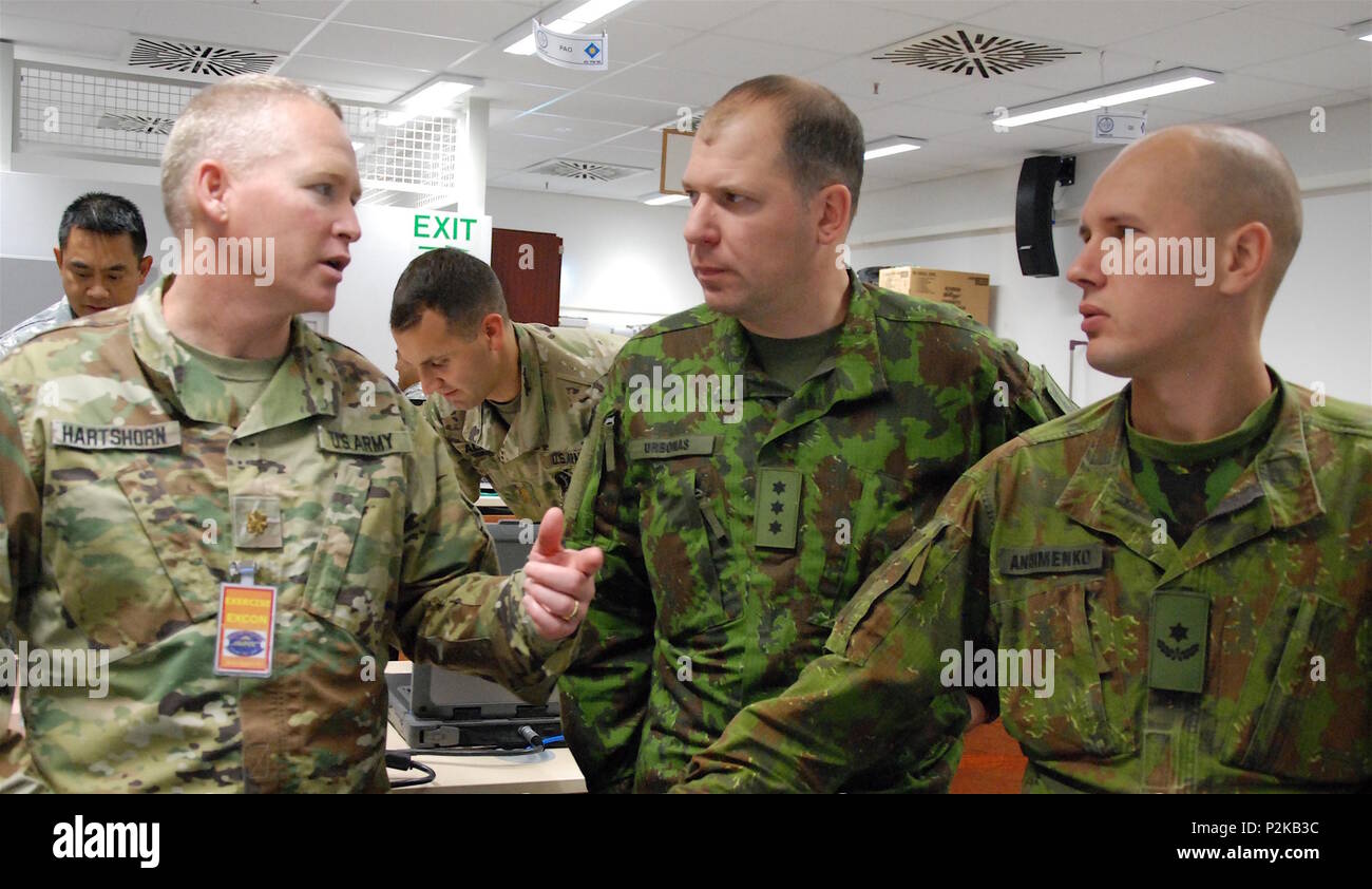 U.S. Army Maj. David Hartshorn, left, of the 40th Infantry Division ...