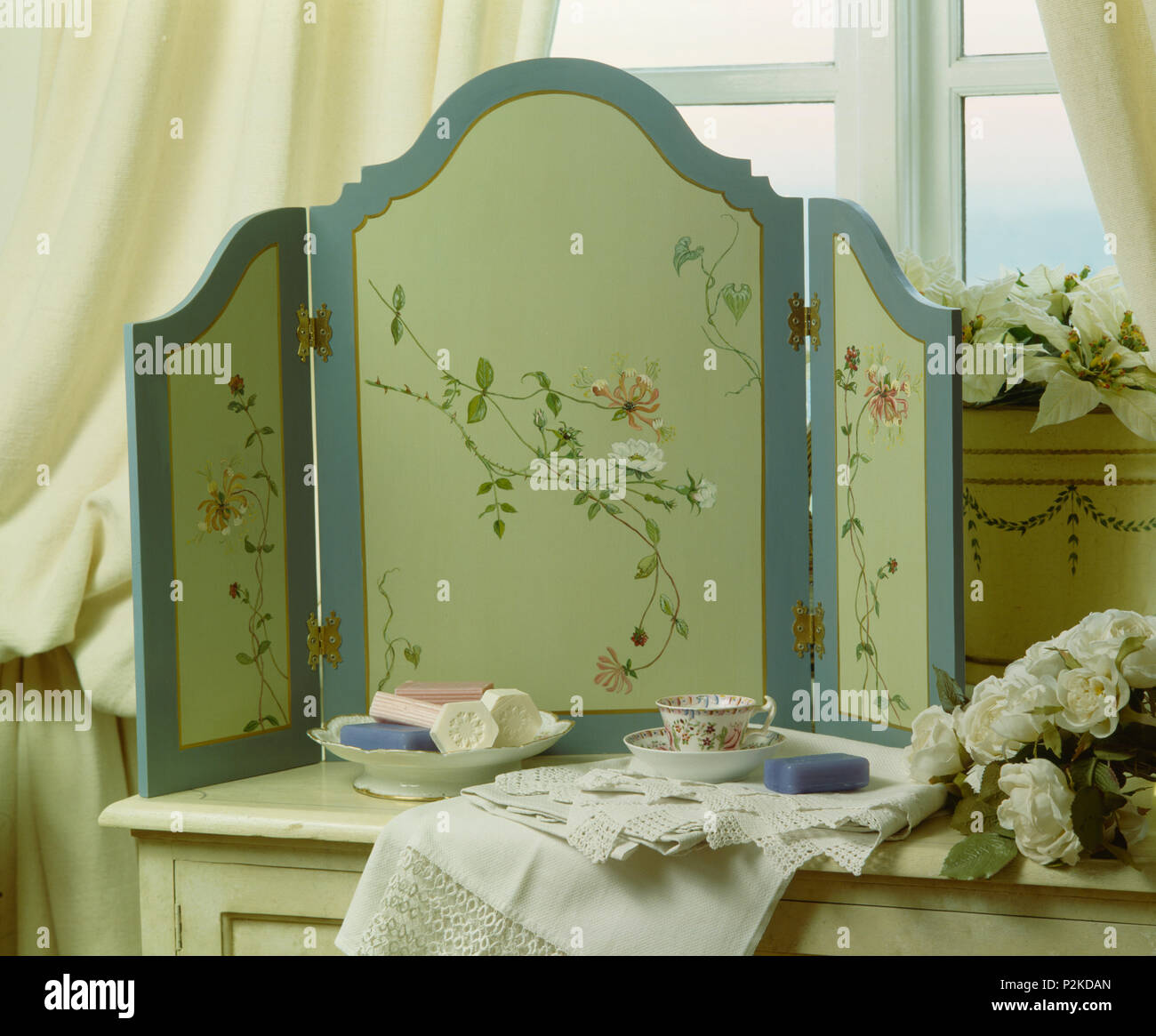 Folding screens painted hi-res stock photography and images - Alamy