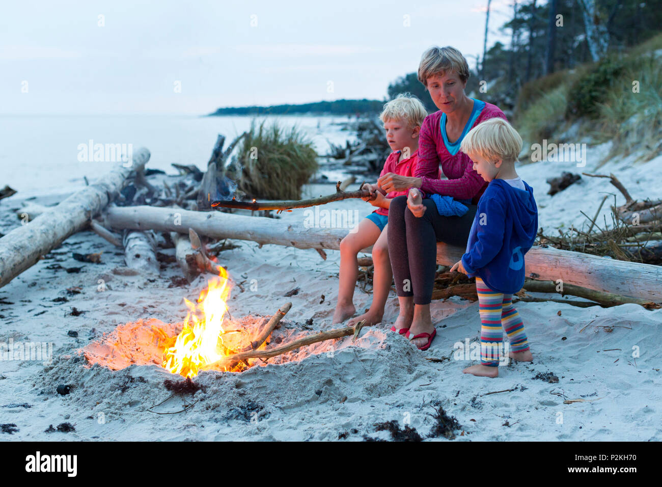 Around a campfire hi-res stock photography and images - Alamy