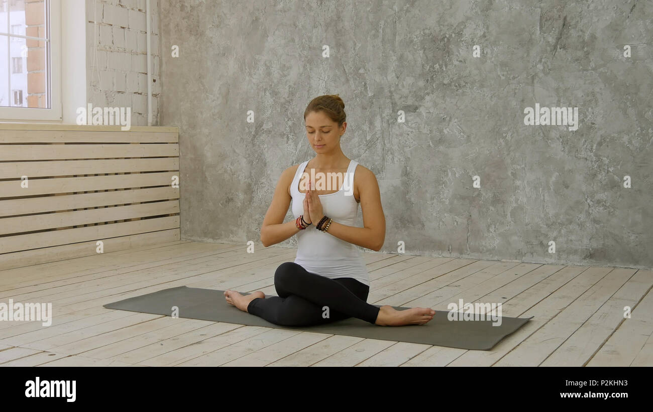 Marichis pose hi-res stock photography and images - Alamy