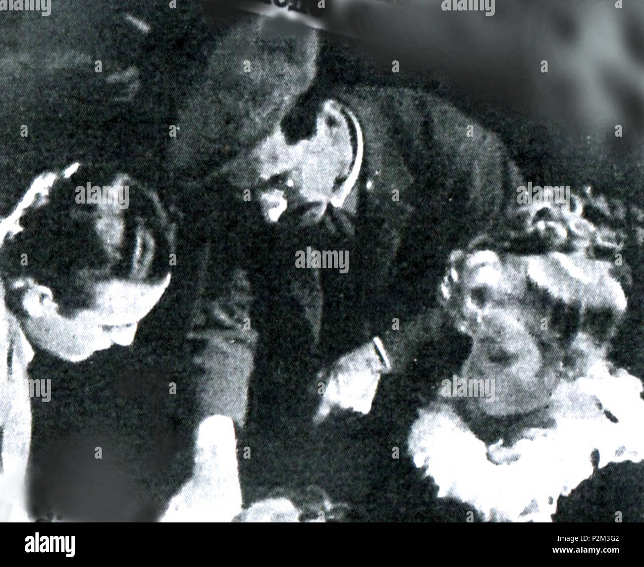 . Italiano: Dino De Laurentiis, Mario Soldati ed Isa Miranda sul set di ...