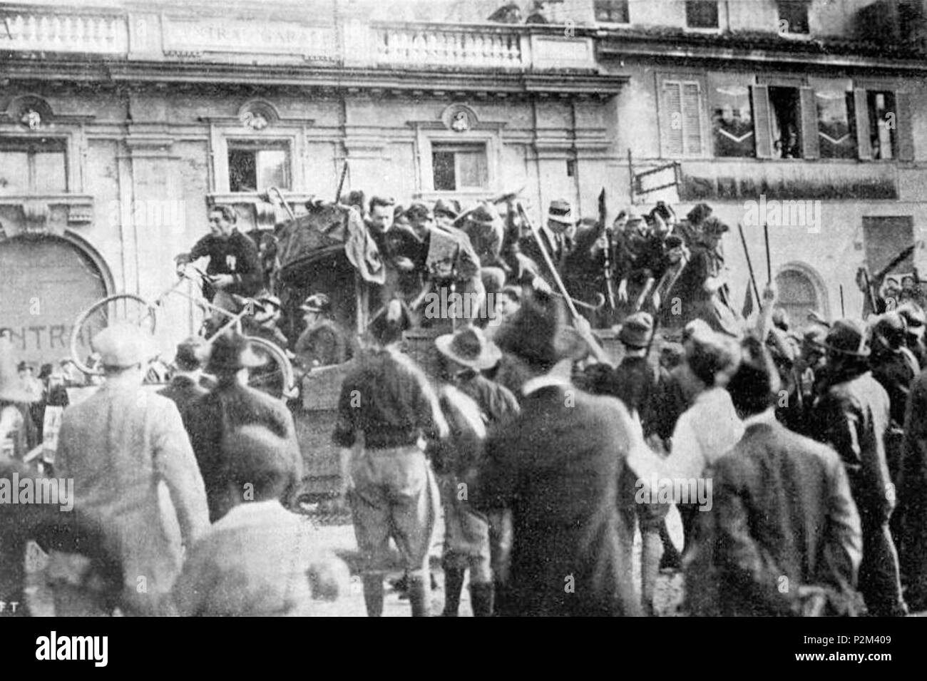 . Italiano: L'ingresso a Roma del primo autocarro carico di fascisti ...