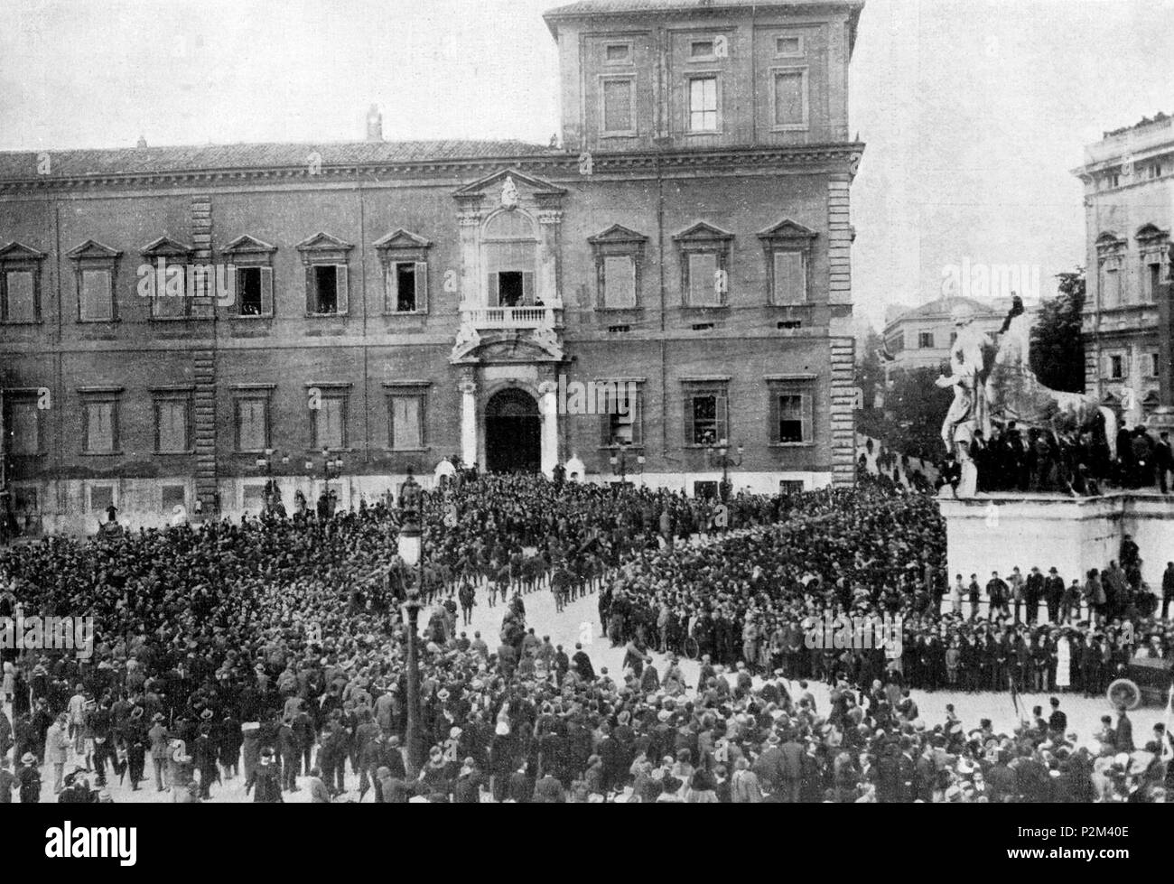 . Italiano: «La grande sfilata fascista davanti al re - Il saluto delle ...