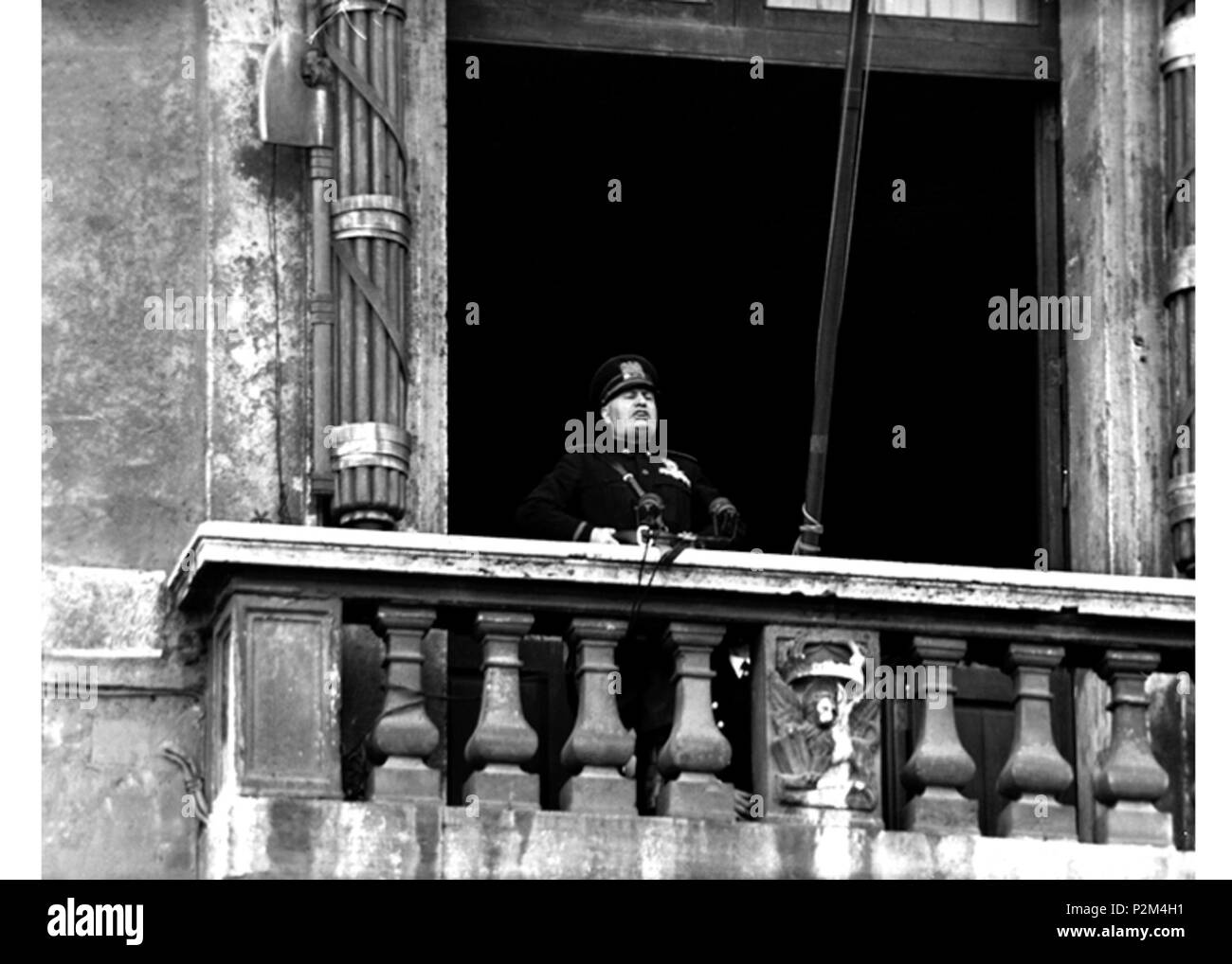 Benito mussolini balcony palazzo venezia rome hi-res stock photography ...