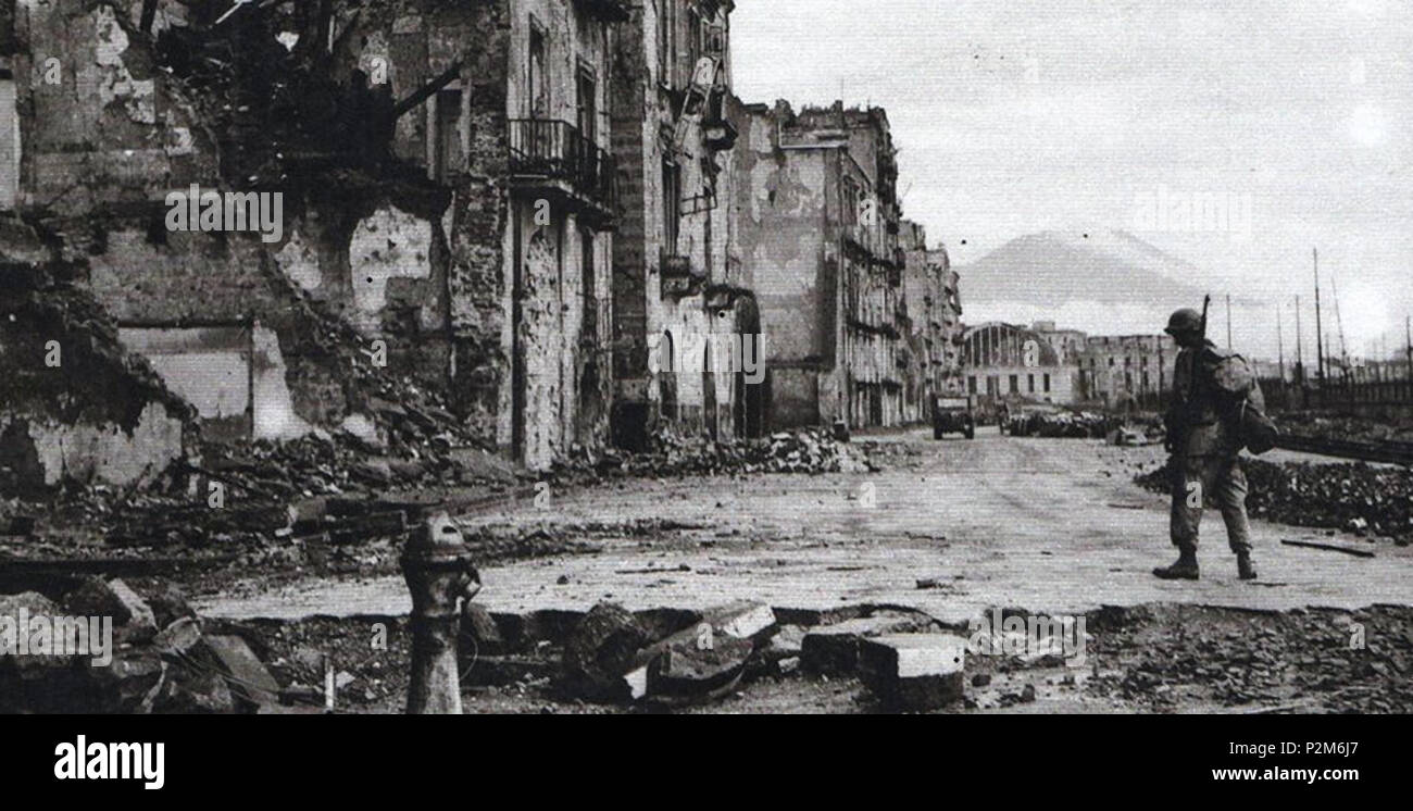 Bombardamenti napoli 1943 hi-res stock photography and images - Alamy
