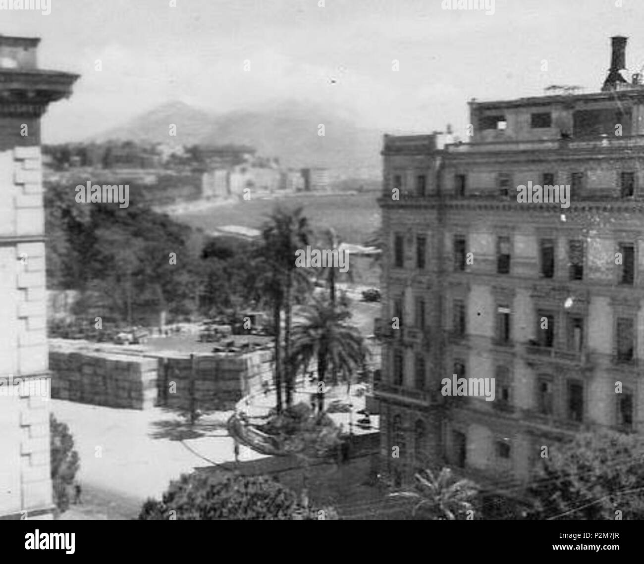 . Napoli, il Grand Hotel visto da Viale Elena. Foto di un aviere ...