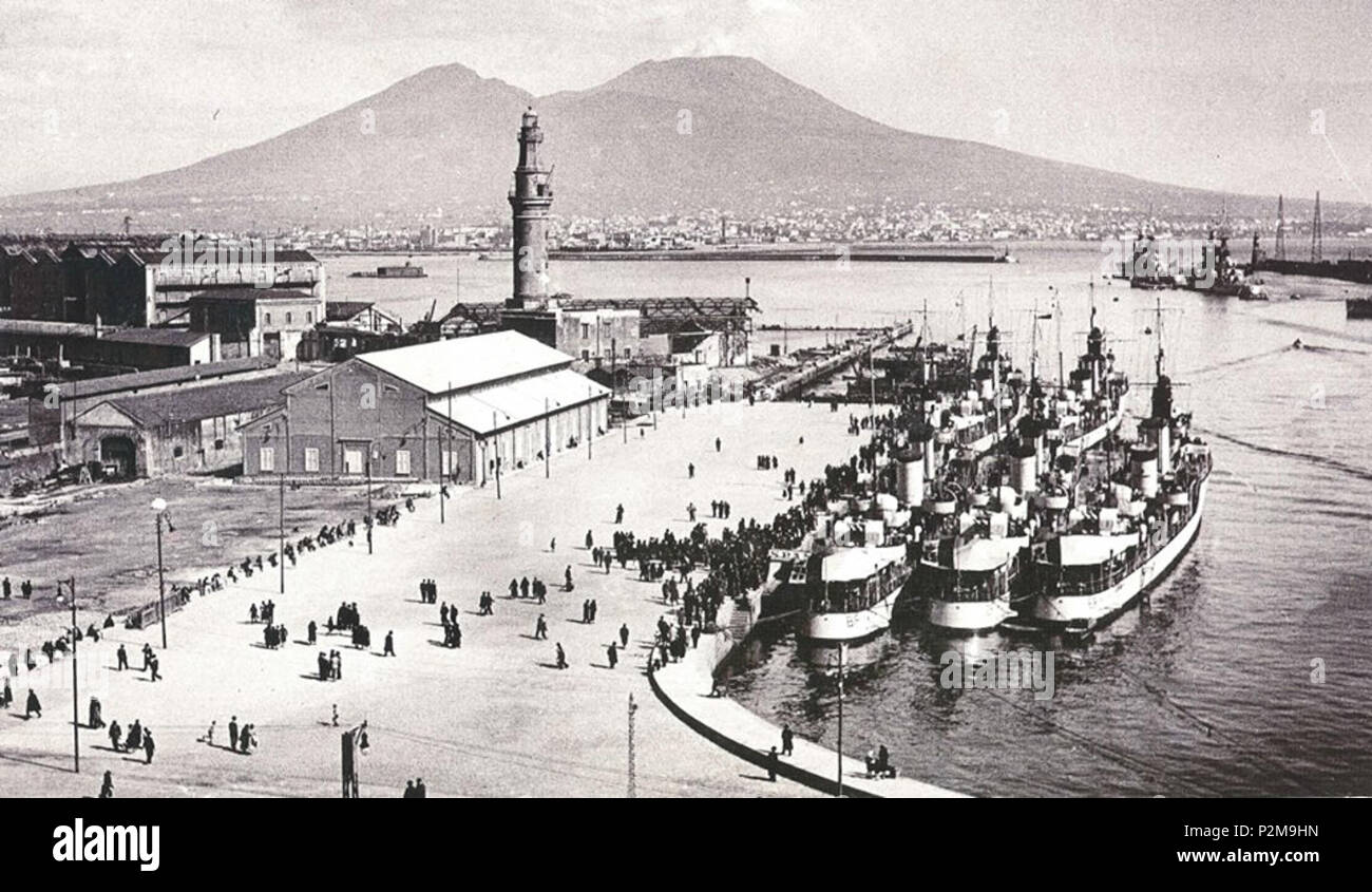 . Italiano: Napoli, Porto e molo con Lanterna. Presente il capannone ...