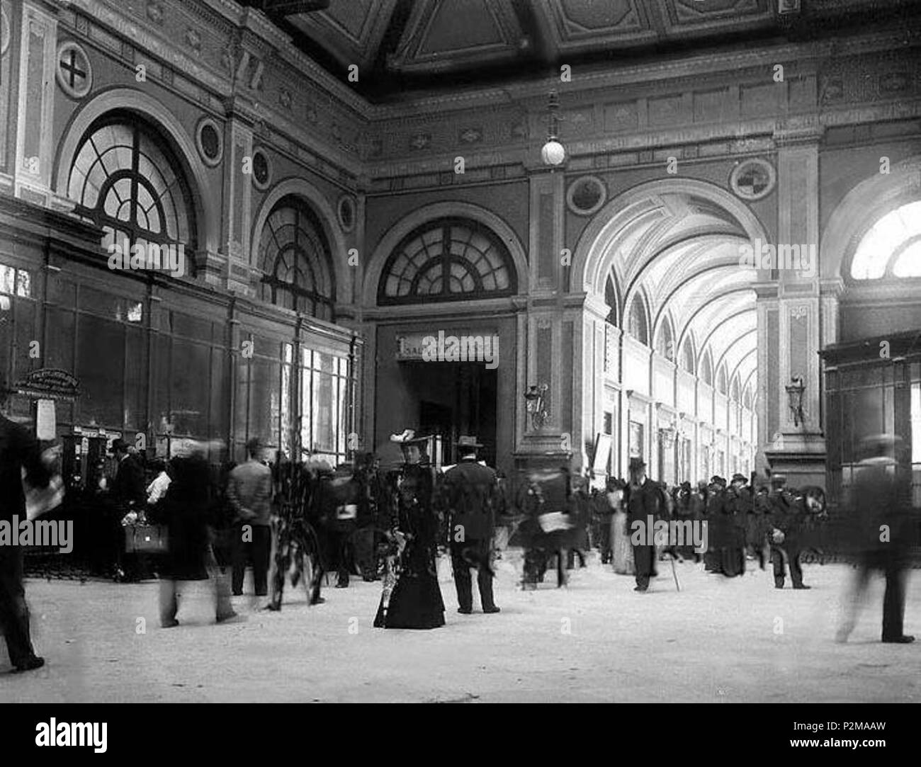 . Italiano: Napoli, Stazione Centrale a Piazza Garibaldi, interno ...