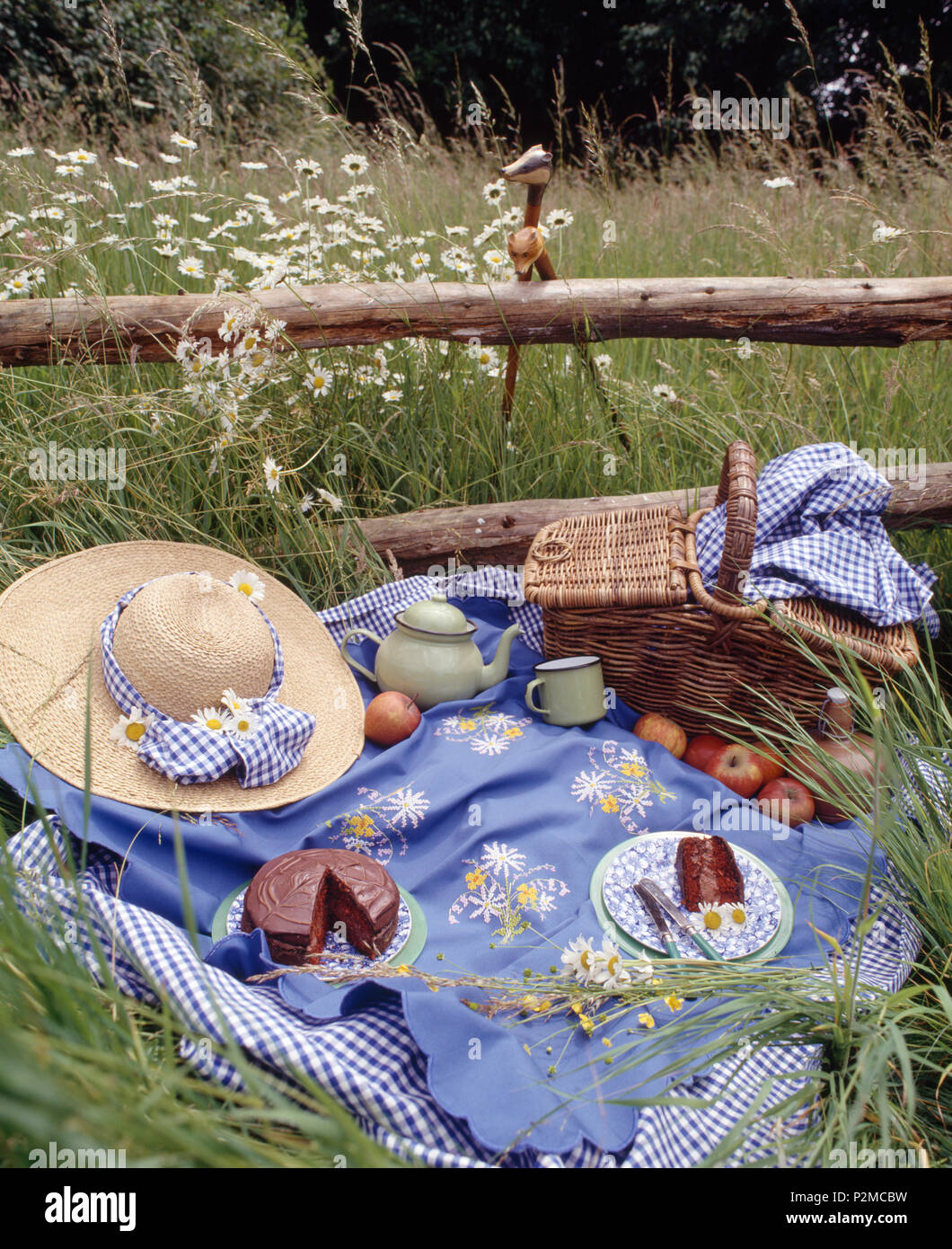 Food still life cloth hi-res stock photography and images - Alamy