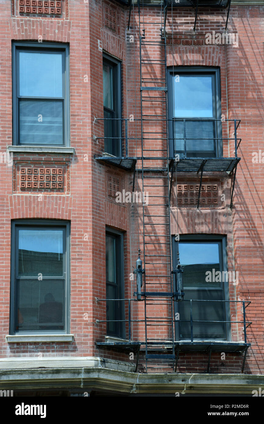 Outside a vintage brick apartment building Stock Photo - Alamy