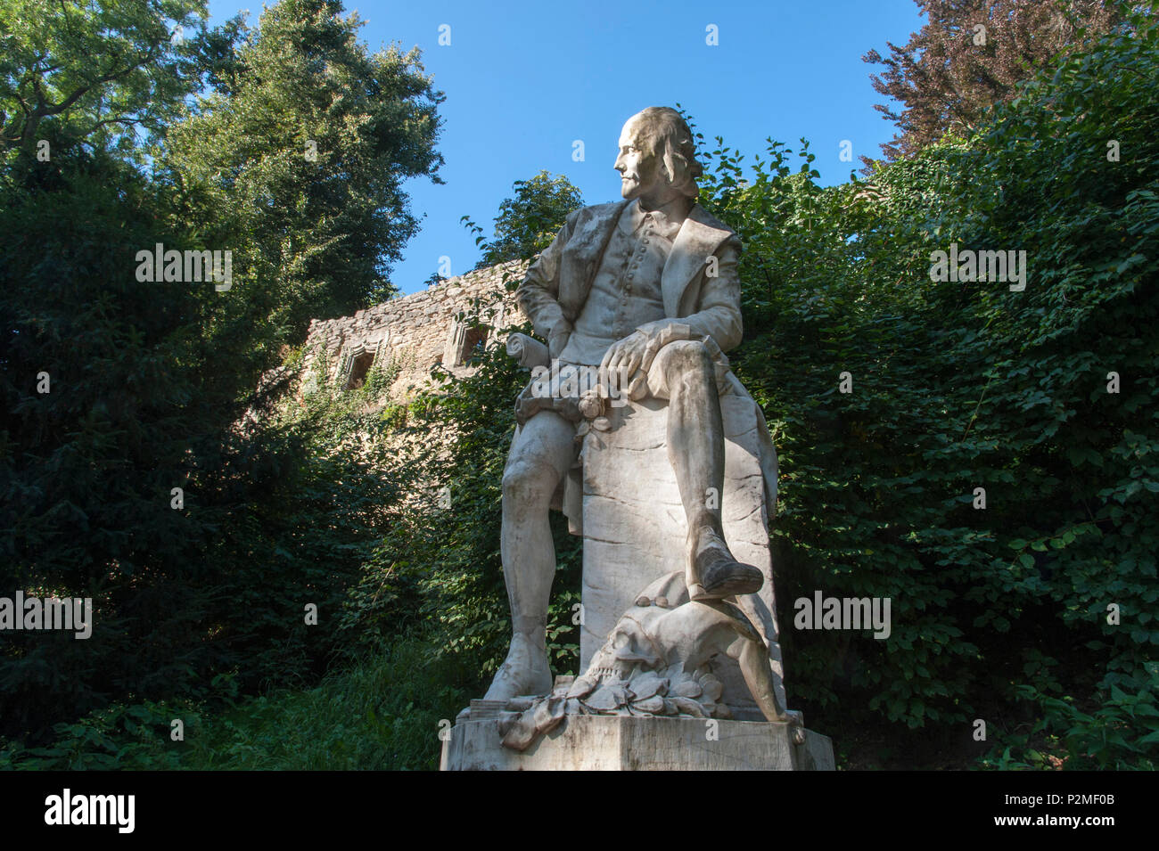 William shakespeare memorial statue hi-res stock photography and images ...