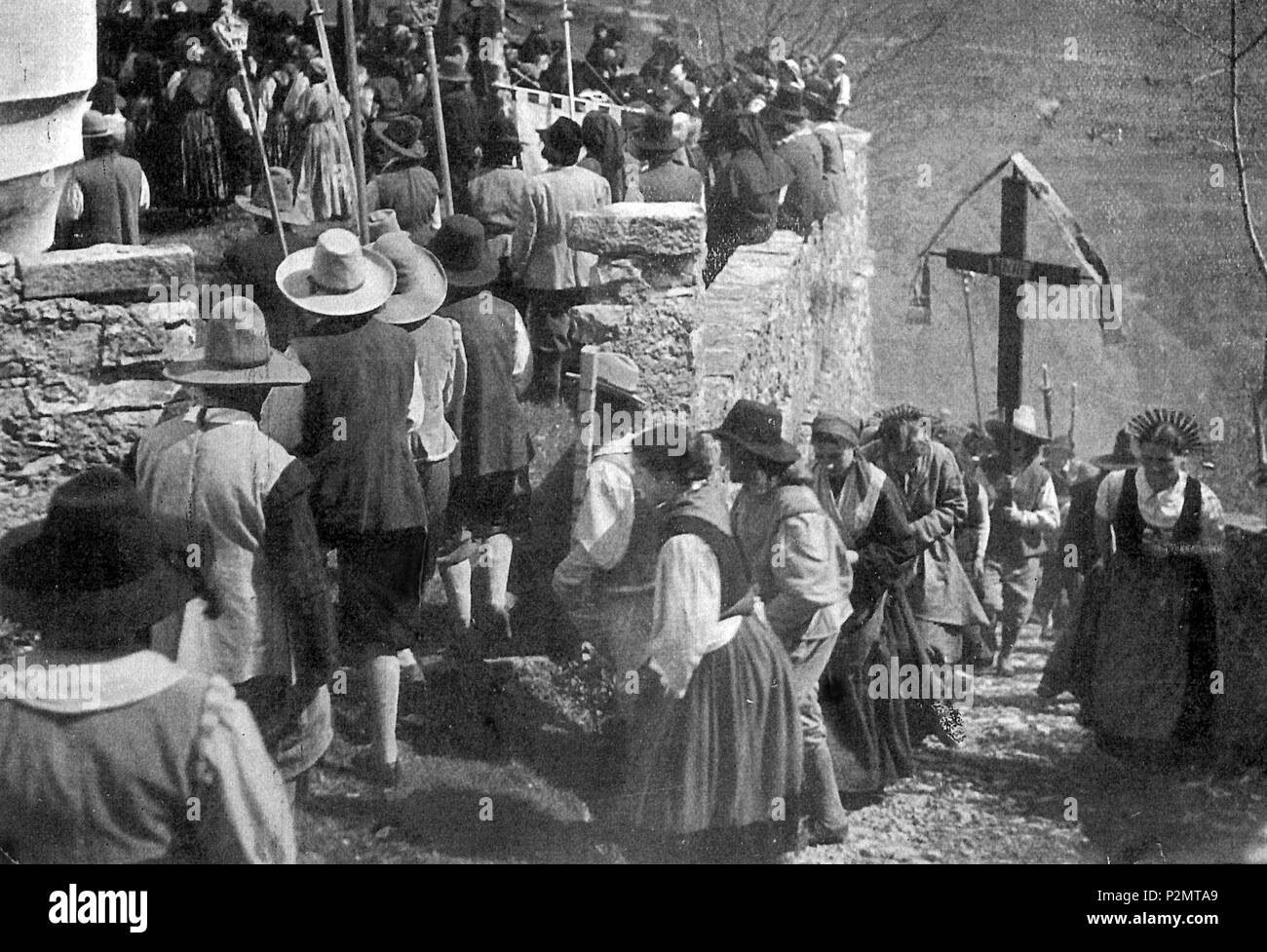 Scena di massa ne i promessi sposi camerini 1941 Black and White Stock ...