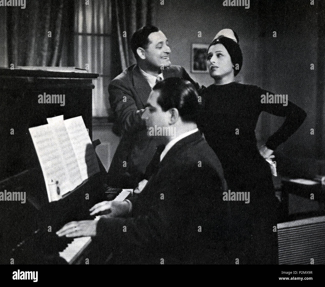 . Italiano: Mario Ruccione (al pianoforte), Romolo Balzani e Anna ...