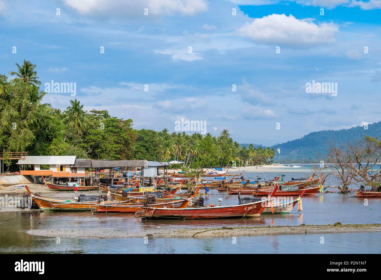 Traditional long tail boats hi-res stock photography and images - Alamy