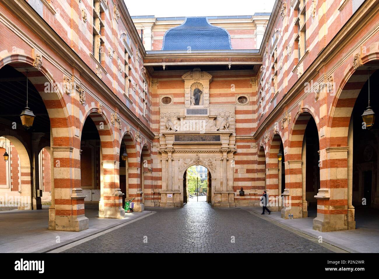 Capitole toulouse courtyard hi-res stock photography and images - Alamy