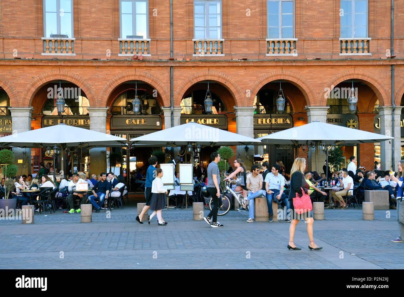 Place du capitole toulouse cafe hi-res stock photography and images - Alamy