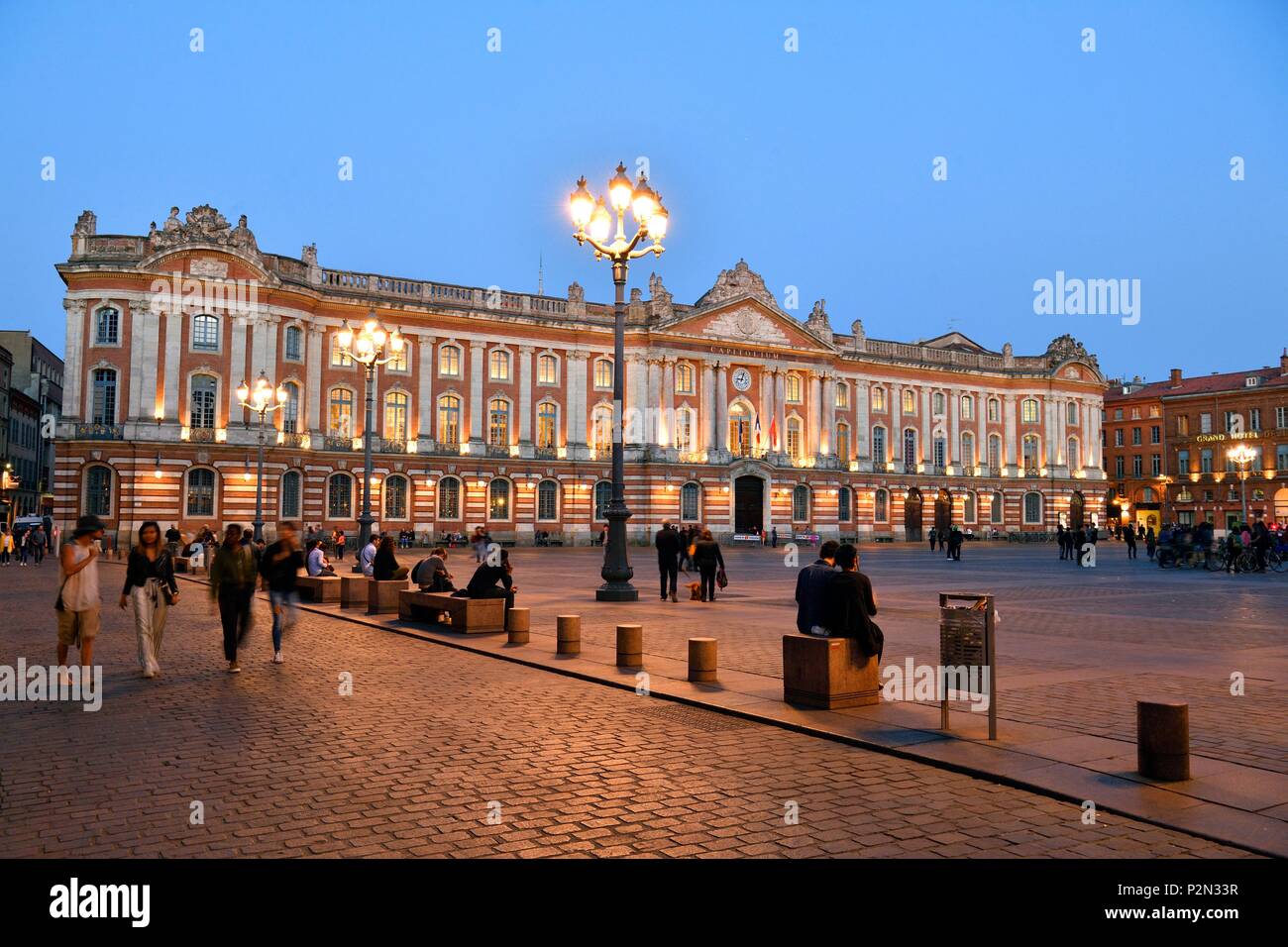Toulouse place du capitole night hi-res stock photography and images ...