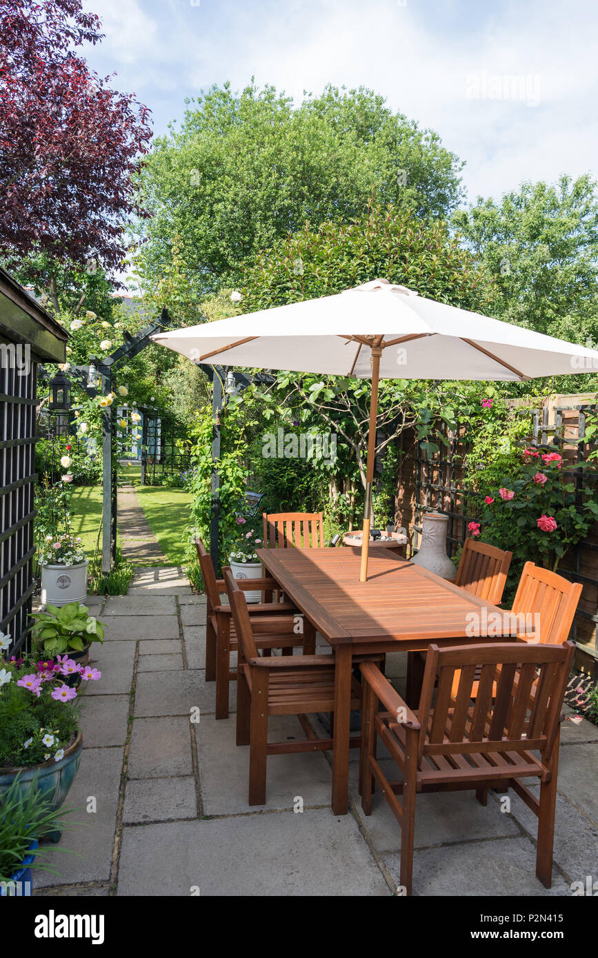 English house back garden hi-res stock photography and images - Alamy