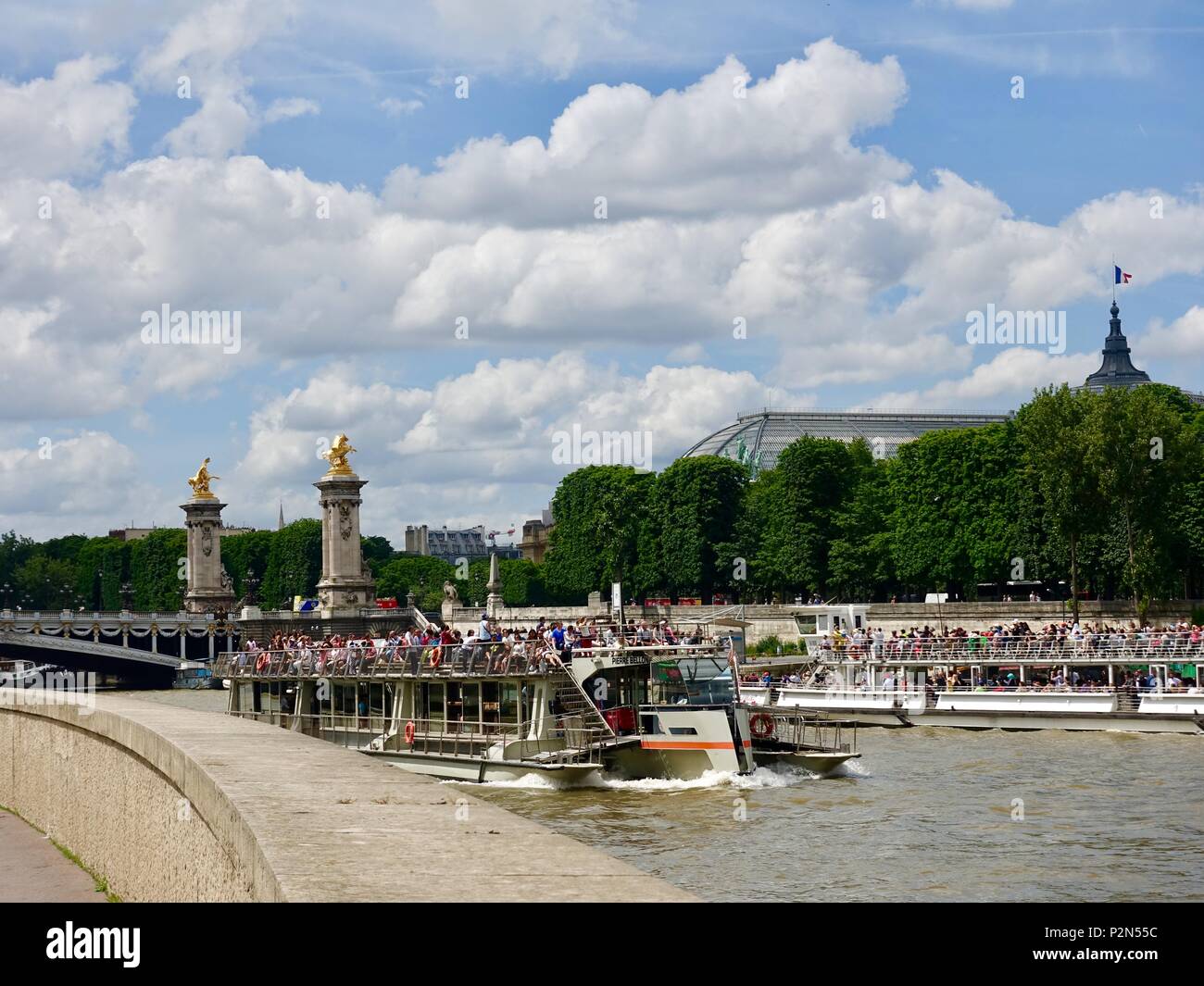 Crowded tourist boats and heavy traffic on the River Seine at the Pont ...