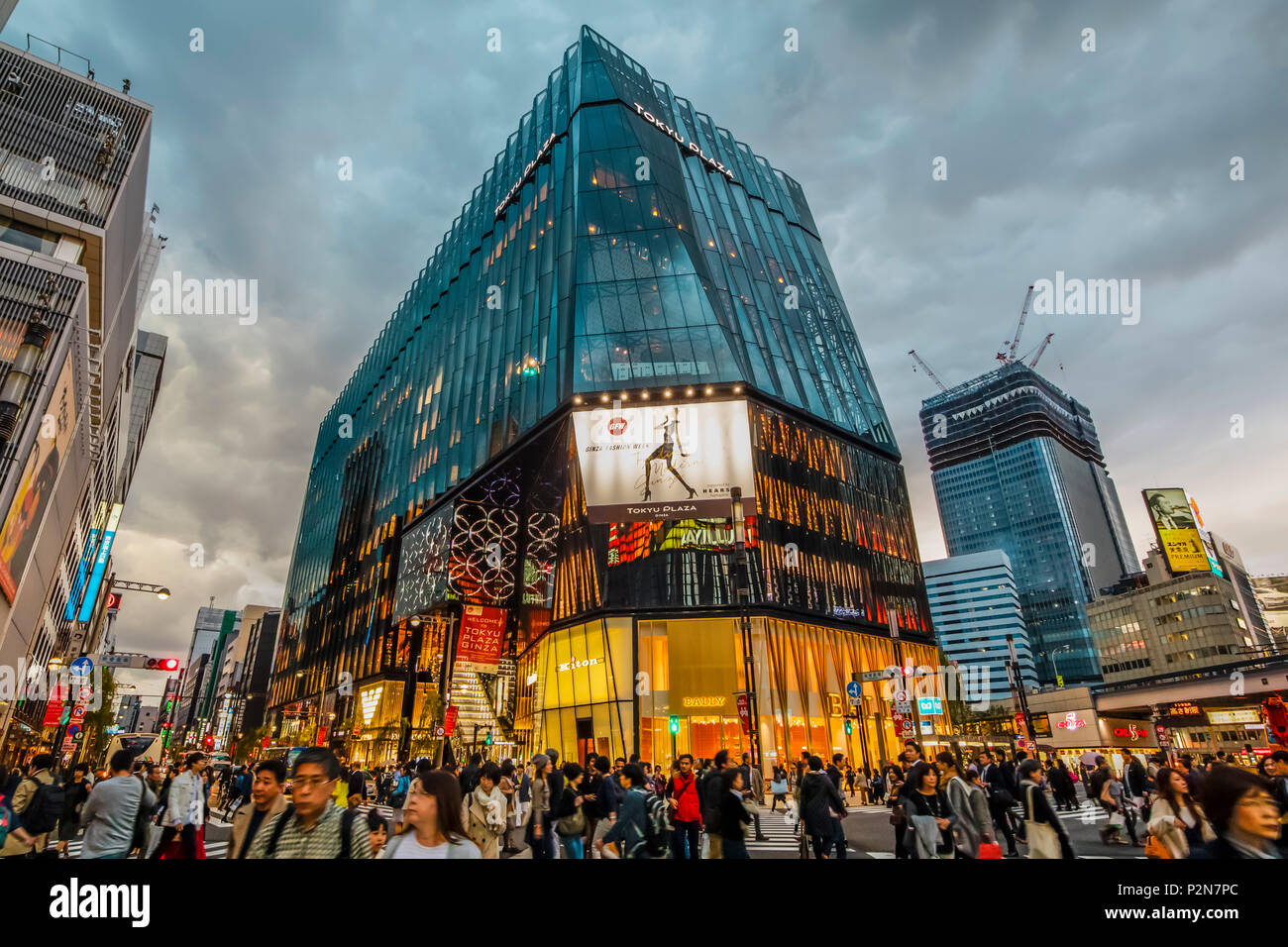 Crossing with pedestrians at Tokyu Plaza Ginza on a cloudy day, Ginza ...