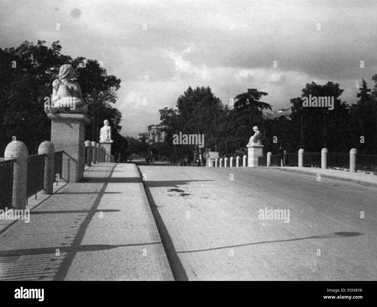. Italiano: Ponte Garibaldi a Verona, prima di essere abbattuto nel ...