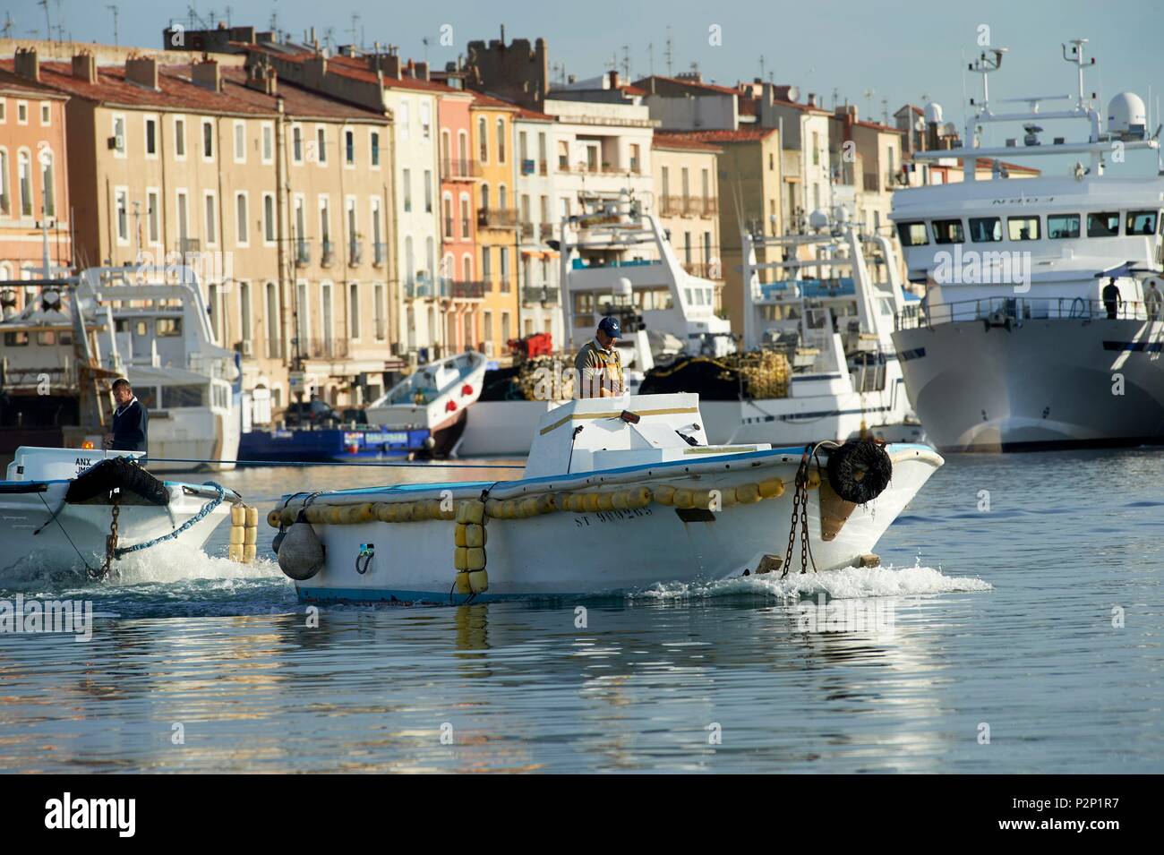 People fishing in canal hi-res stock photography and images - Alamy
