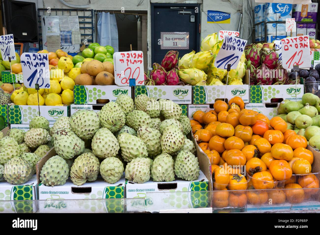 Israel, Tel Aviv, downtown, Carmel market, fruit and vegetable seller ...