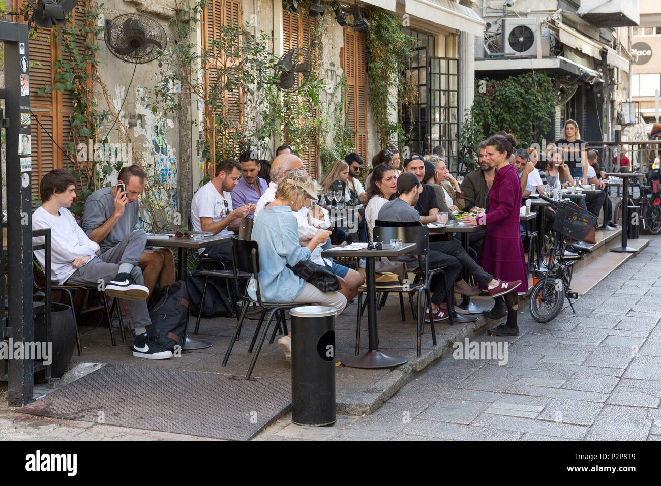 Israel, Tel Aviv, downtown, Sderot (boulevard) Rothschild, cafe 12 and ...