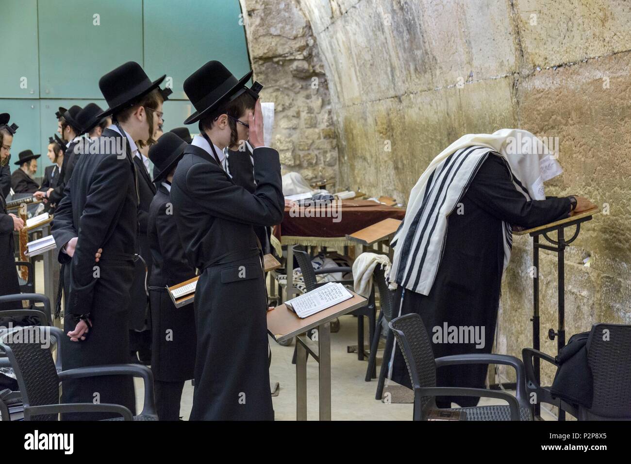 Hasidic jews praying western wall hi-res stock photography and images ...