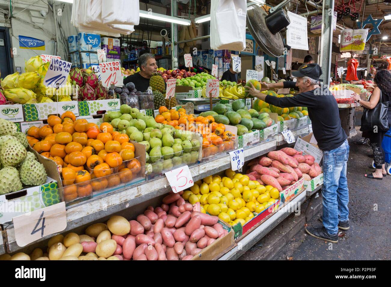 Israel, Tel Aviv, downtown, Carmel market, fruit and vegetable seller ...