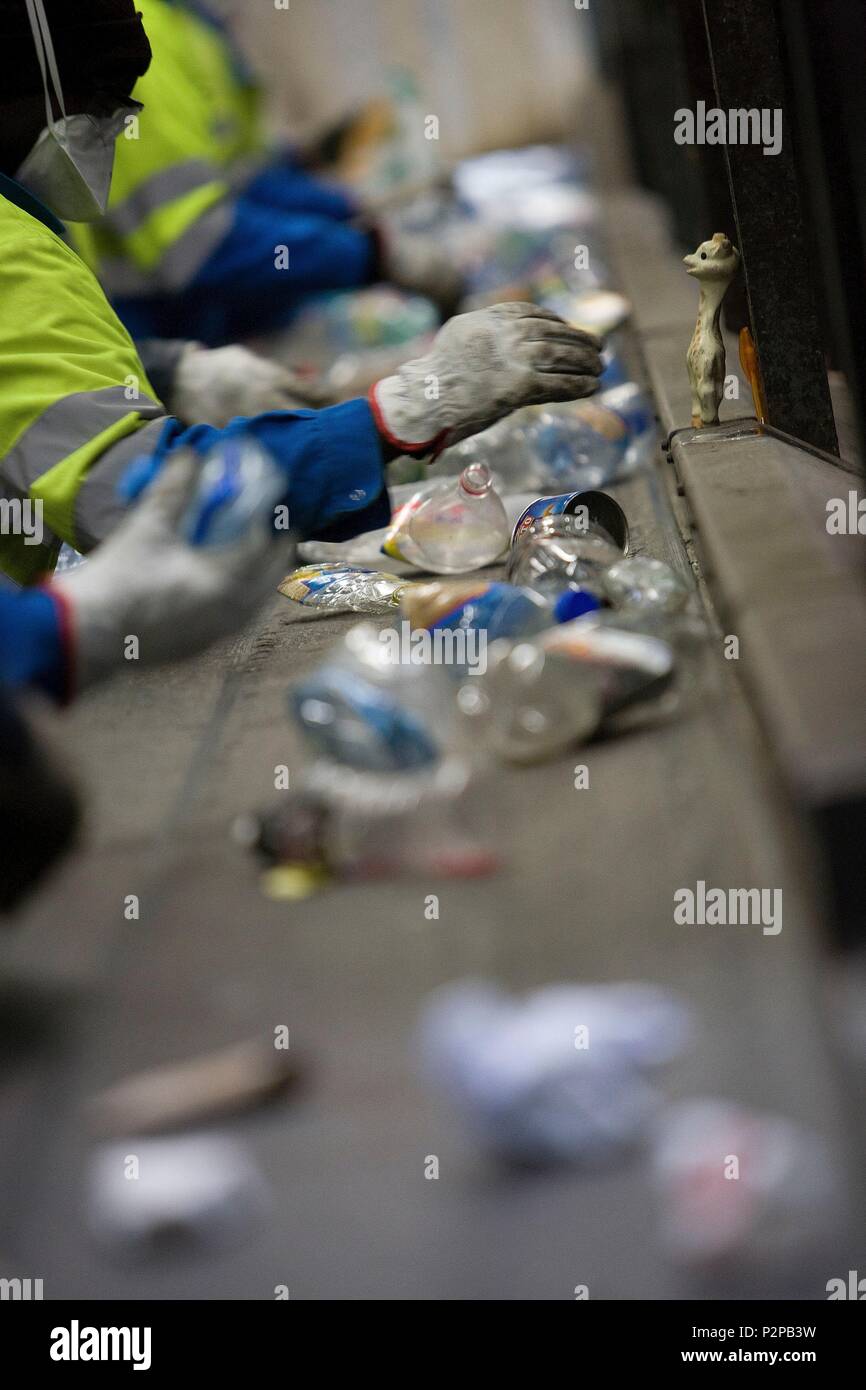 Sorting by hand hi-res stock photography and images - Alamy