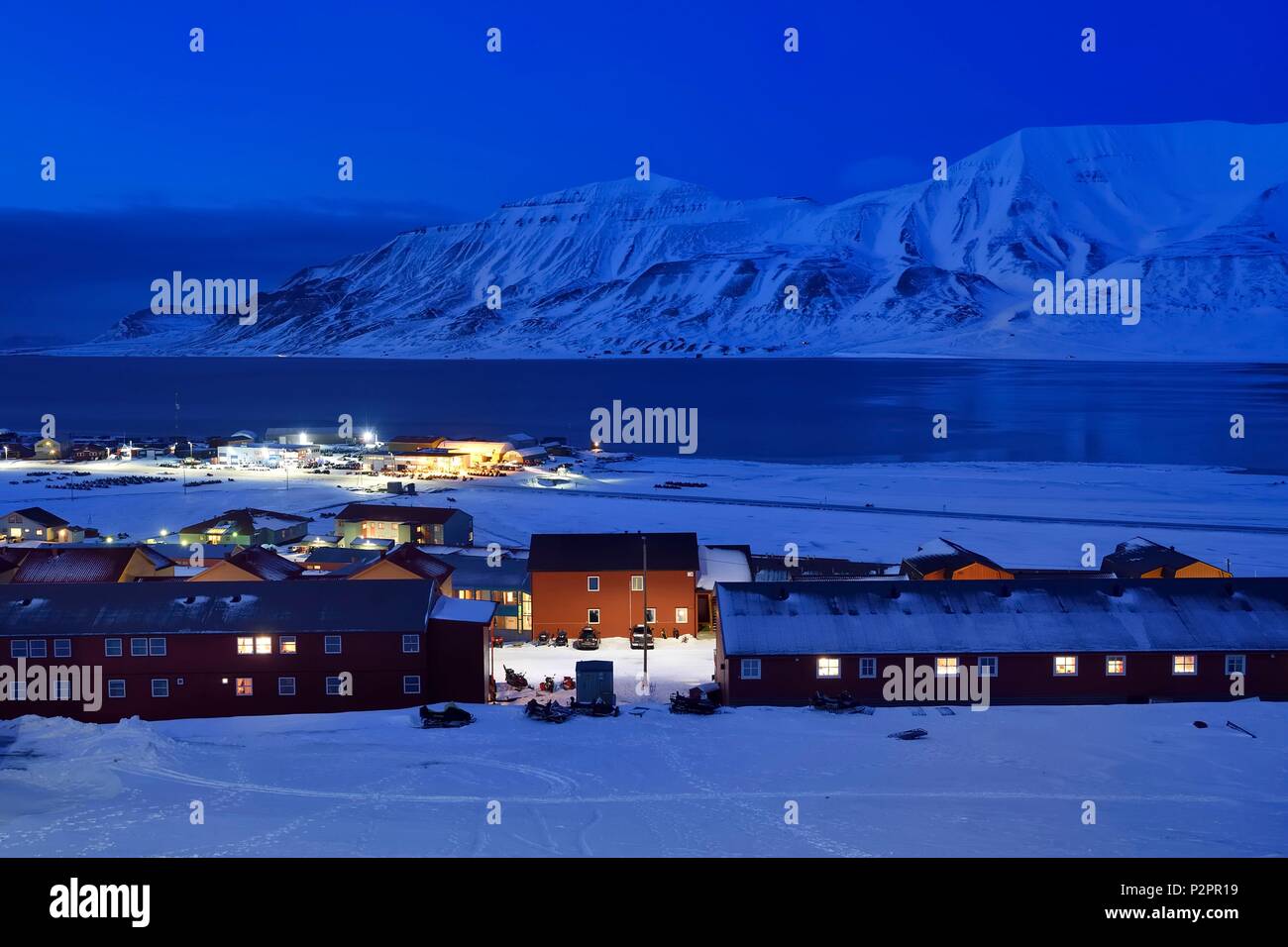 Svalbard polar night hi-res stock photography and images - Alamy