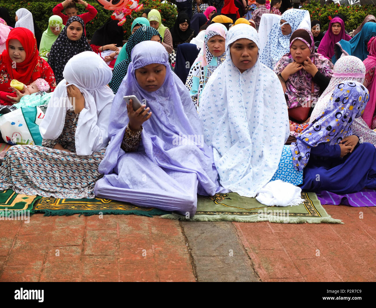 Filipino muslim women hi-res stock photography and images - Alamy