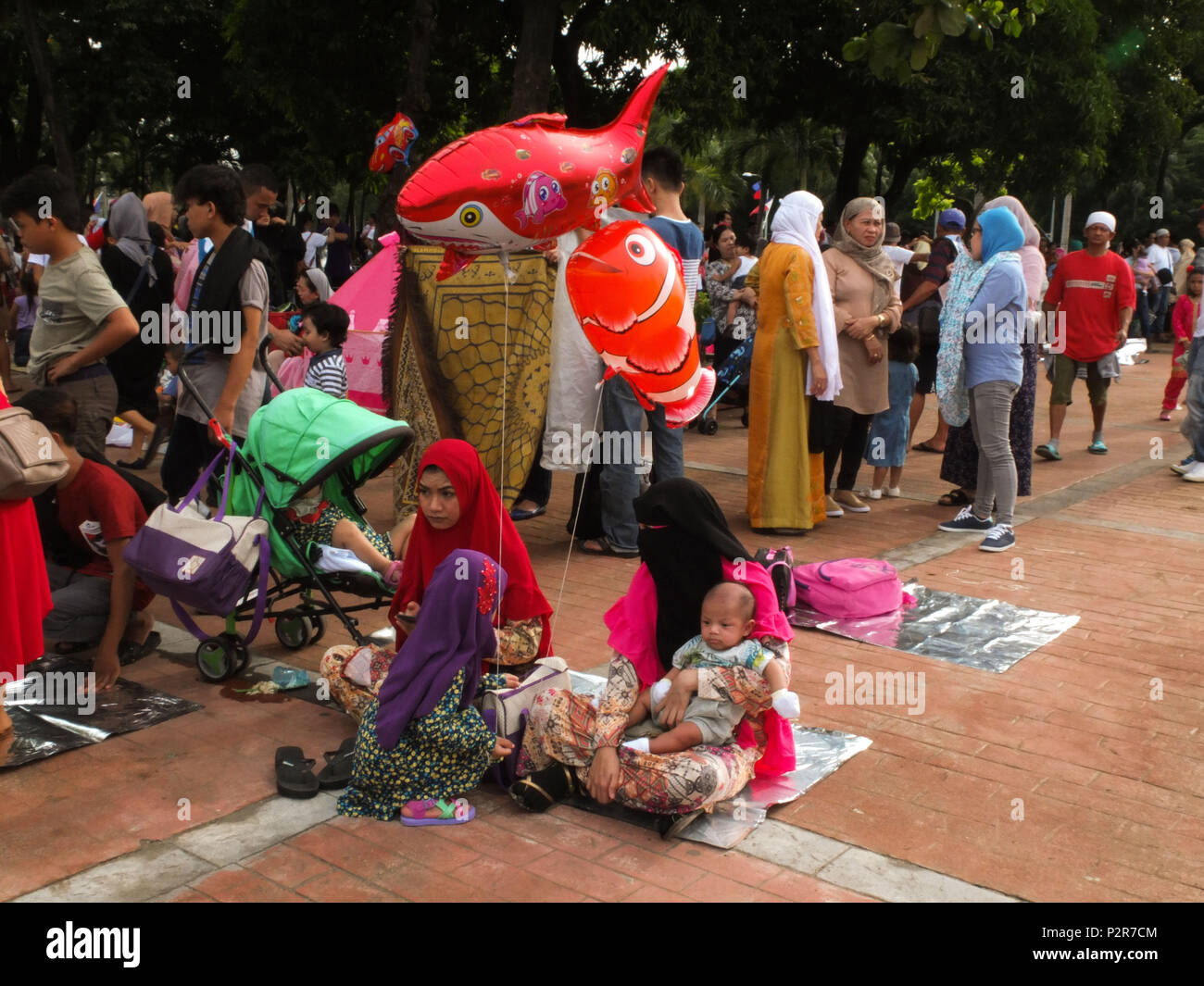 Manila, Philippines. 2nd Feb, 2018. Muslim families gather around the ...