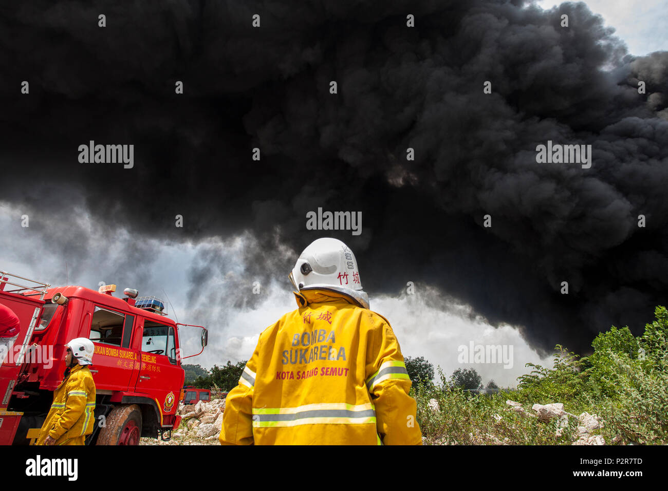 Kota Sarang Semut Volunteer Fire Brigade arrived at the fire scene and ...