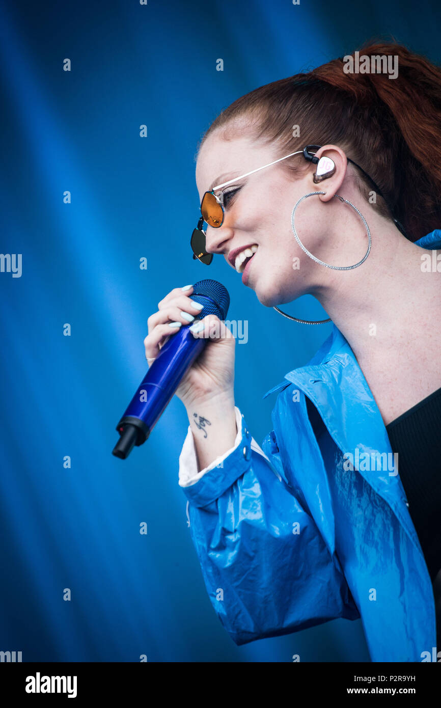 Jess glynne singer hi-res stock photography and images - Alamy