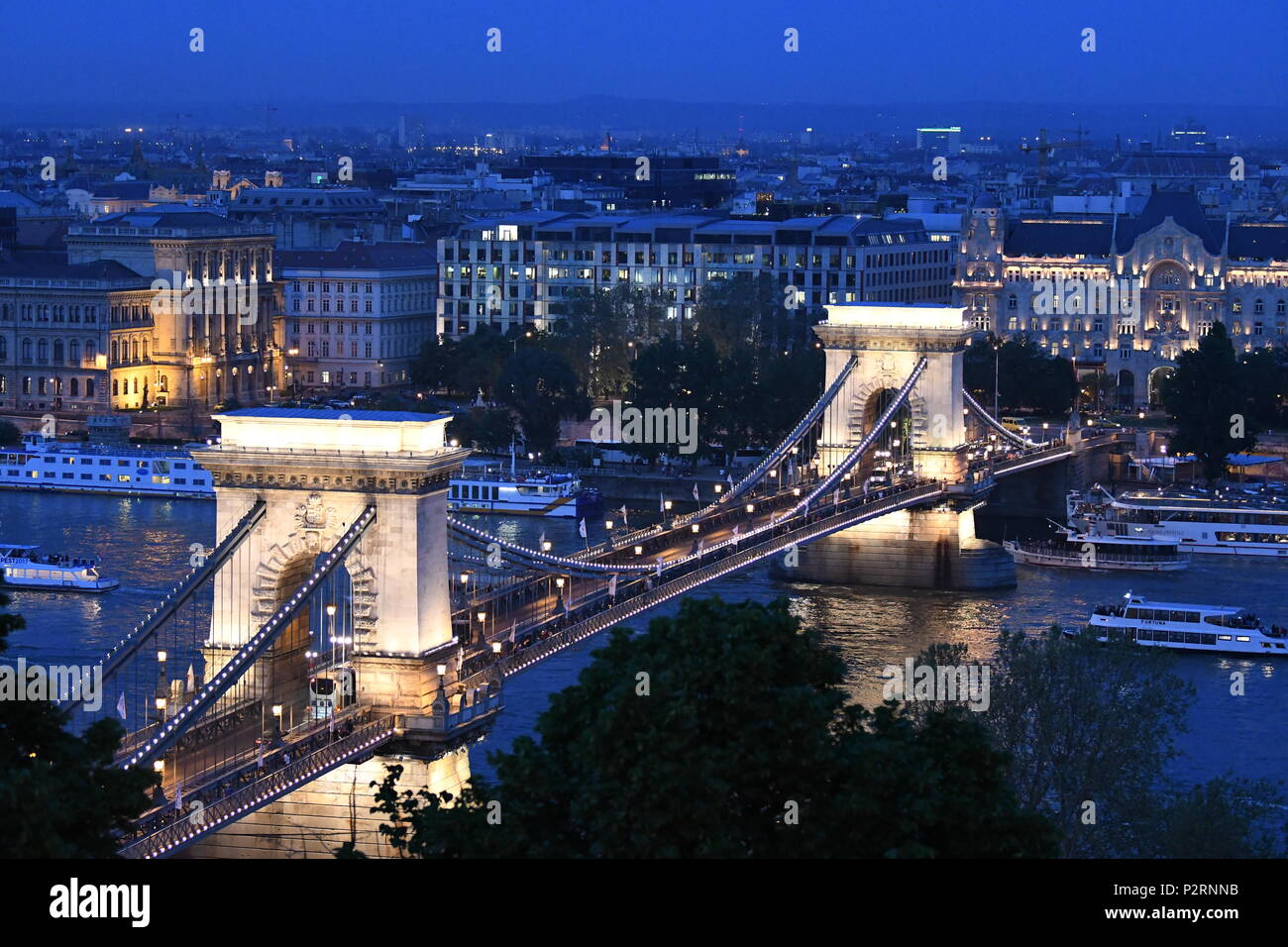 Chain bridge view night hi-res stock photography and images - Alamy