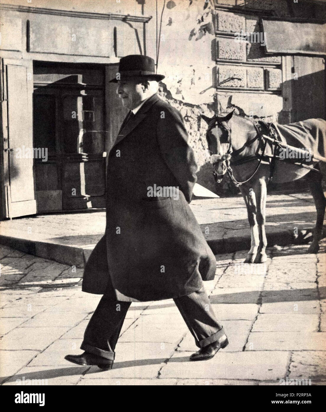 . Italian politician Enrico De Nicola walking in Naples in 1957 . 11 ...