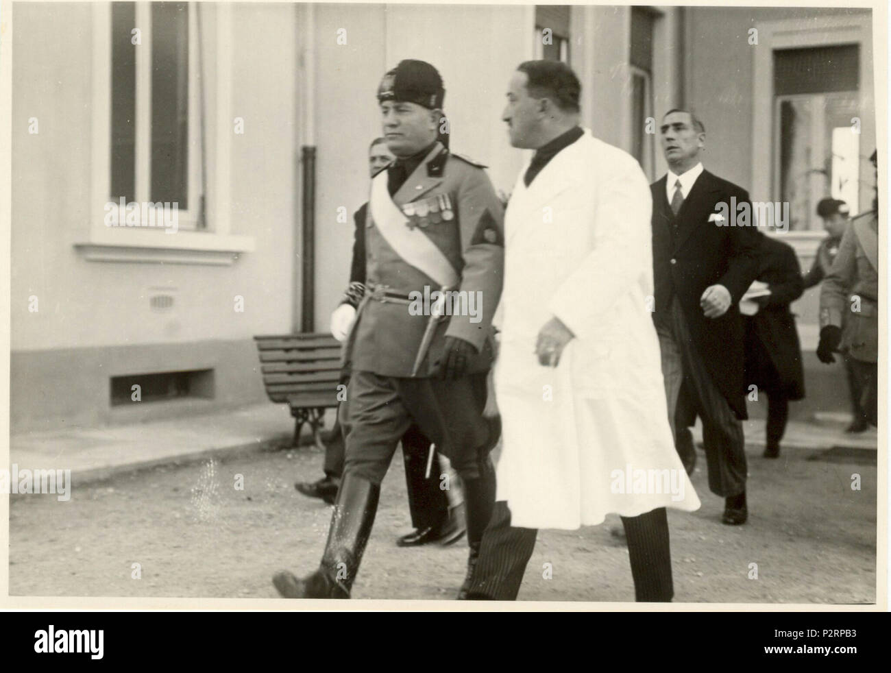 . Italiano: Il prof. Angelo Nicolato e Benito Mussolini al policlinico ...