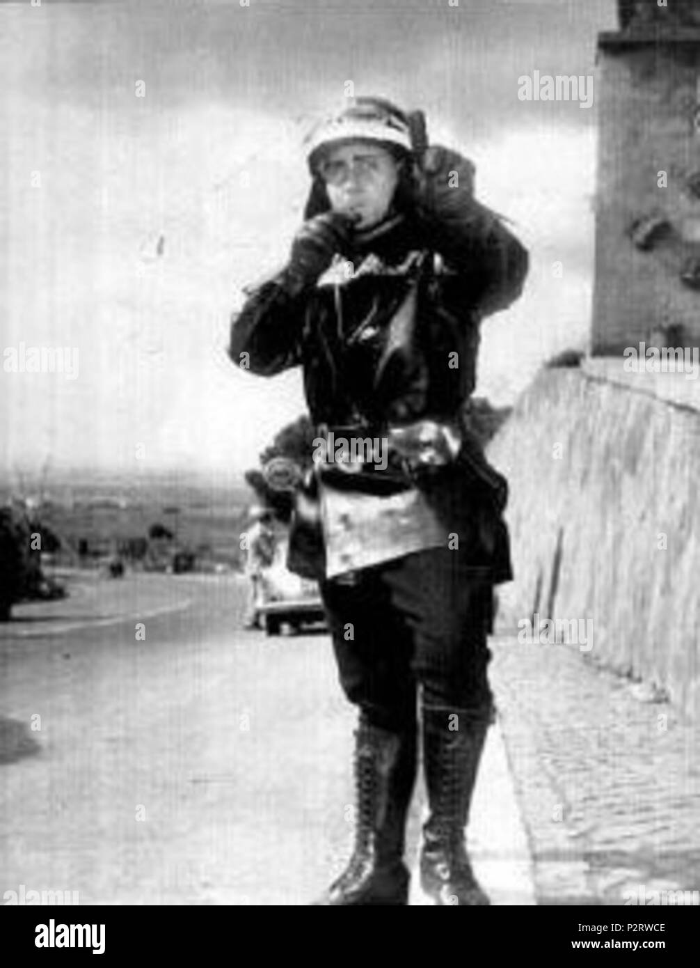 . Italiano: Screenshot Alberto Sordi, film Il vigile (1960) de Luigi ...